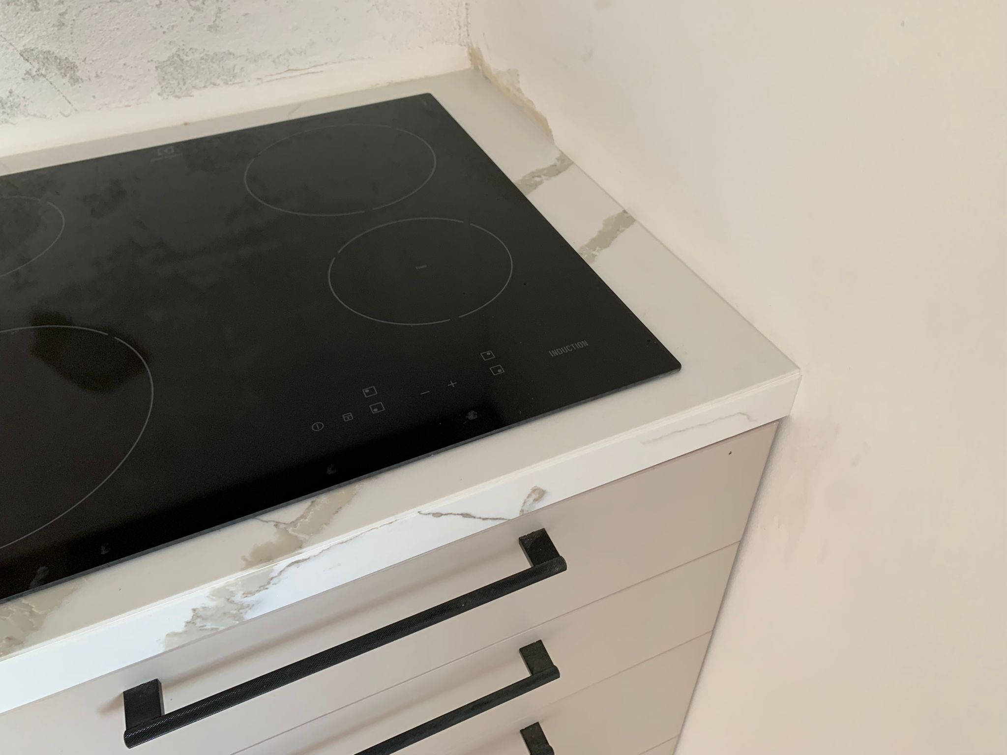 Blat modele quartz și granit. Executăm și montăm blat de bucătărie